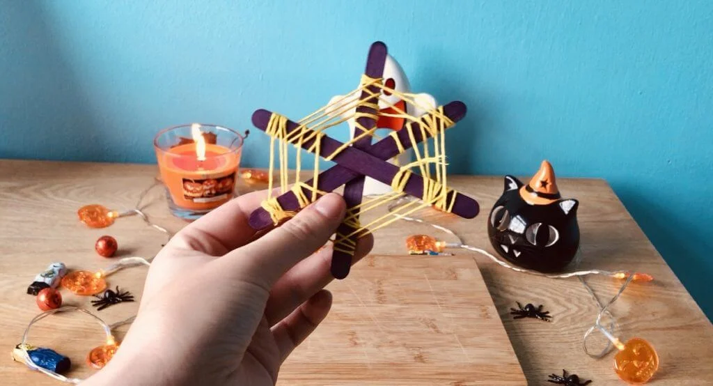 Tutorial | Spider Web Decorations! A Simple Halloween Activity