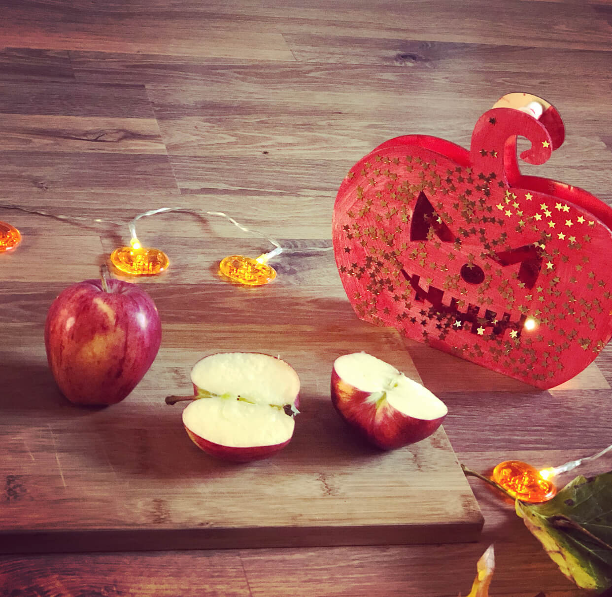 Apple Print Pumpkins, How To Tutorial. A Simple Autumn Activity